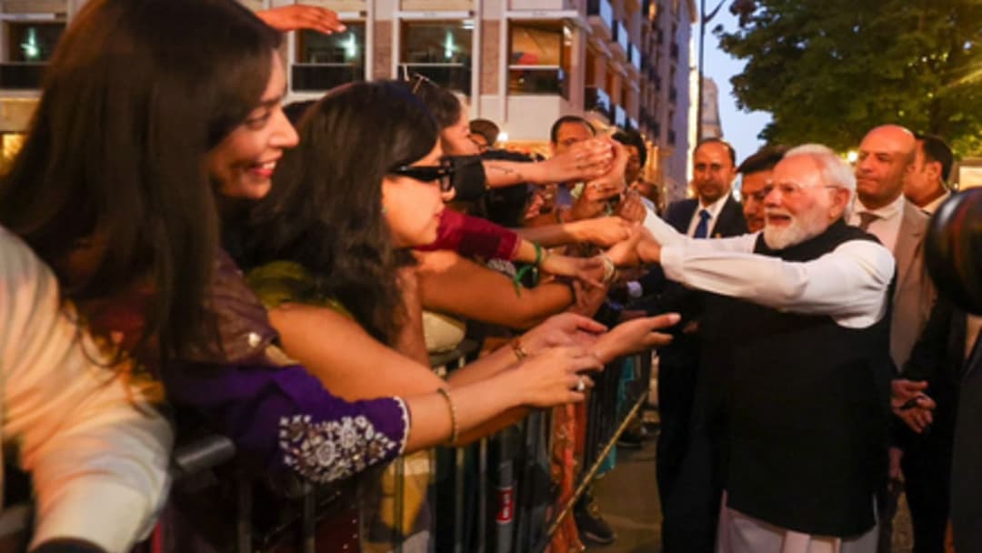 PM Modi praises Indian diaspora in Paris, says India-France ties key to ...
